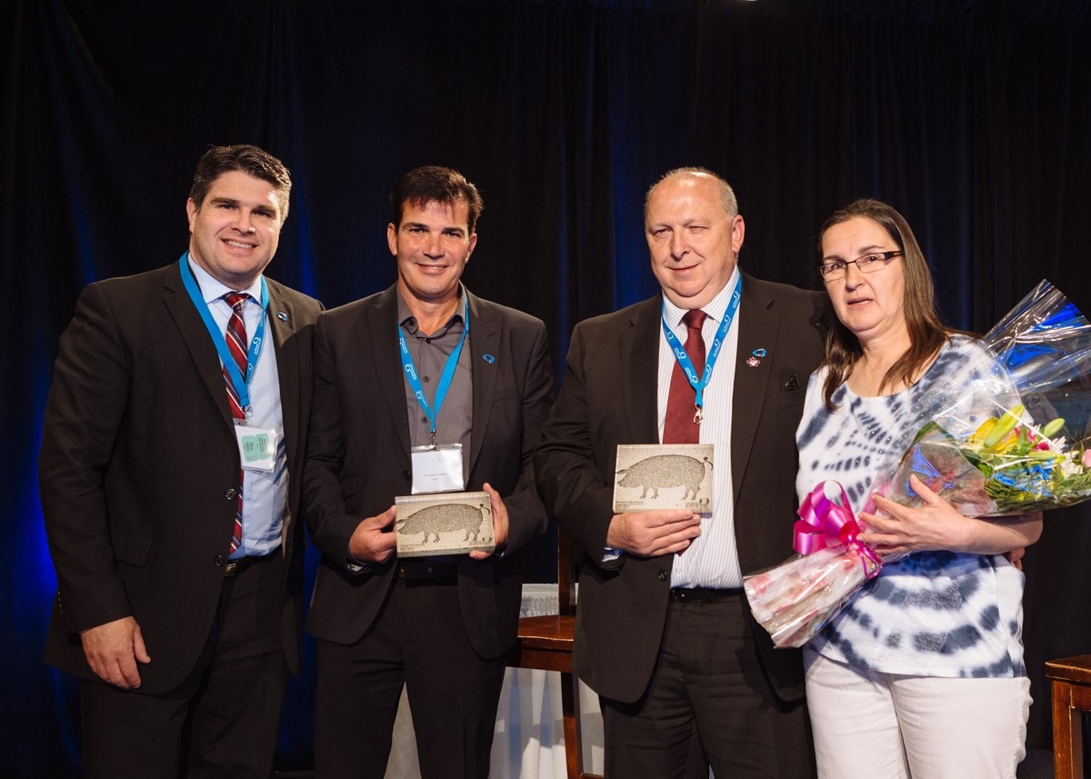 Deux administrateurs sortants honorés - Les Éleveurs de porcs du Québec